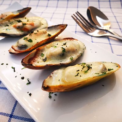baked-mussels-with-cheese - สิมิลัน ซีฟู้ด บุฟเฟ่ต์อาหารทะเลพรีเมี่ยม
