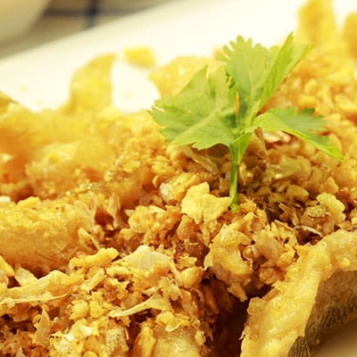 fried-fish-with-garlic - สิมิลันโภชนา อาหารไทยและซีฟู้ดย่านนนทบุรี