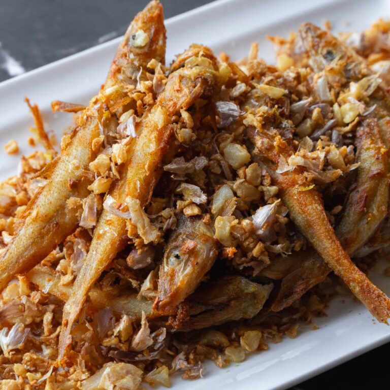 ปลาทรายทอดกระเทียม / Fried Sand Fish with Garlic
